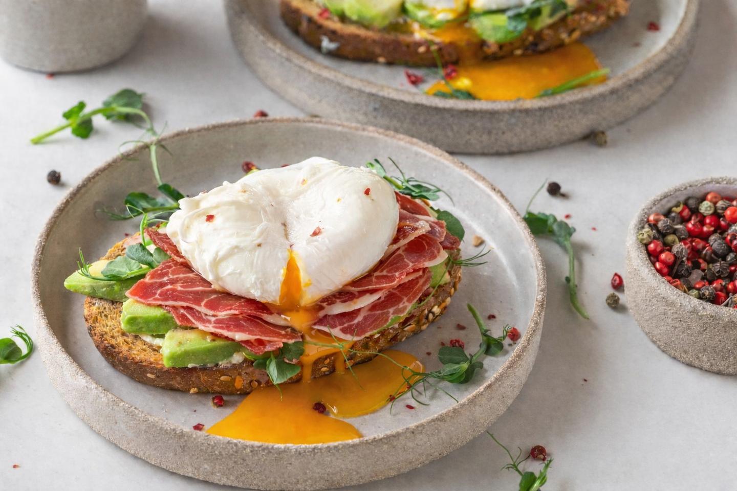 Tosta integral de aguacate, jamón y huevo poché - Navidul